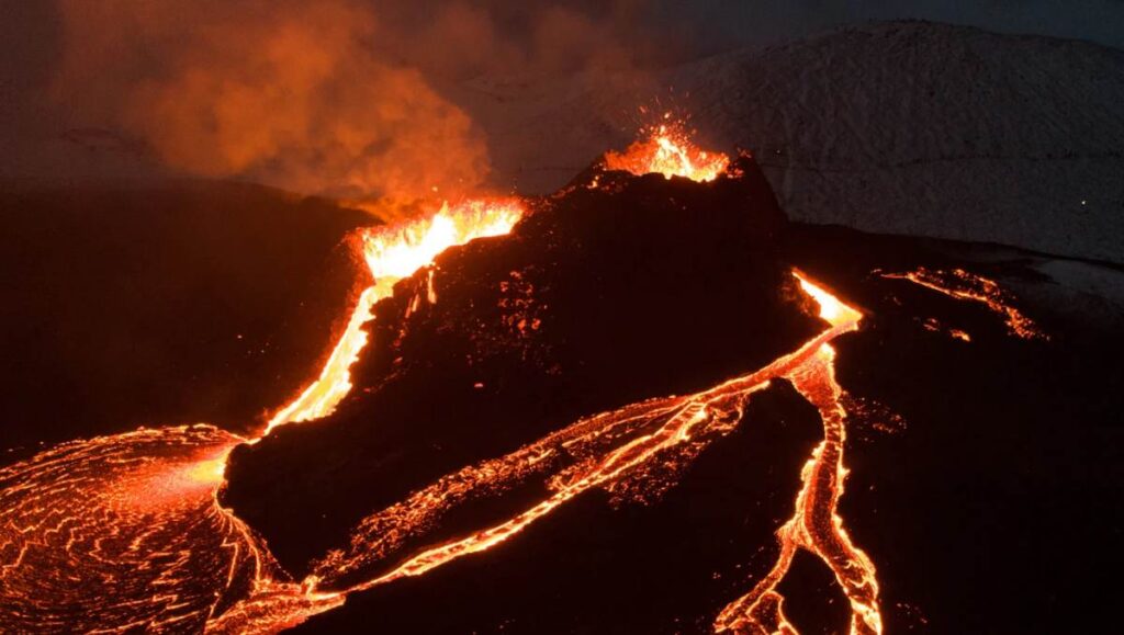 How is energy from volcanoes tapped as a source of electricity? - Filesph